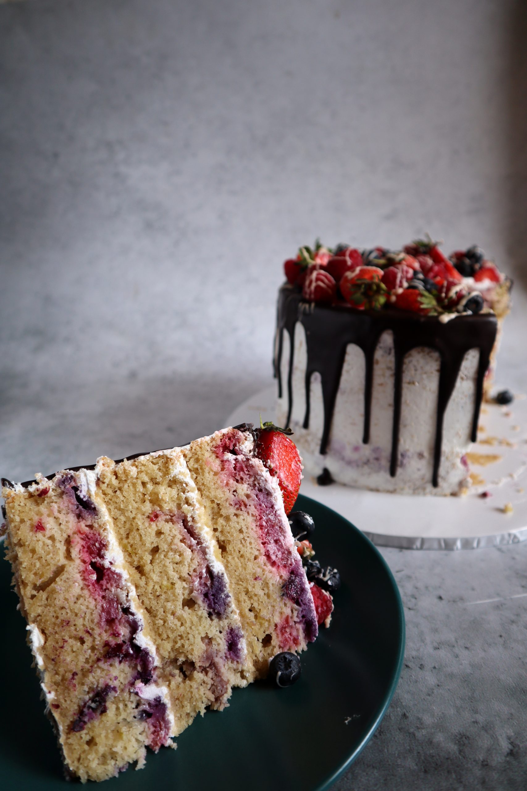 Mixed Berry Cake with White Chocolate Ganache - Leo tunapika?